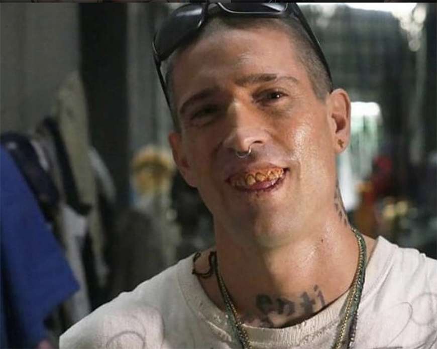 Farruko Piercing En El Cuello